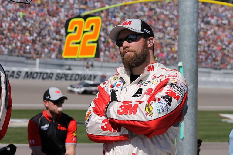 NASCAR Pit Crew Roles: A Behind-the-Scenes Look at Team Operations ...